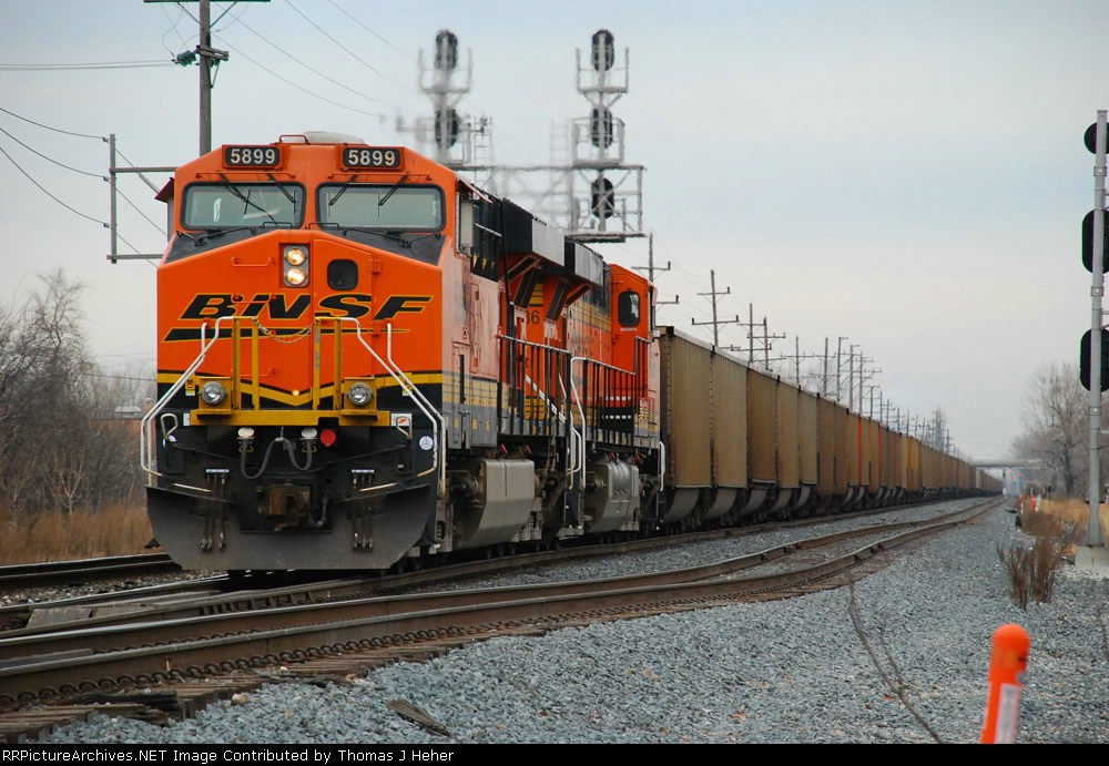BNSF 5899 w/loaded DEEX coal train via IHB at 87th street.